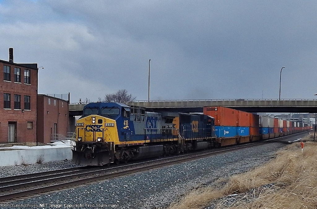 CSX 418 leads L015.